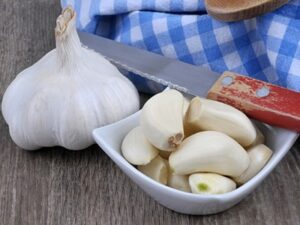 What Happens If You Eat Garlic In The Morning? - The Lost Herbs